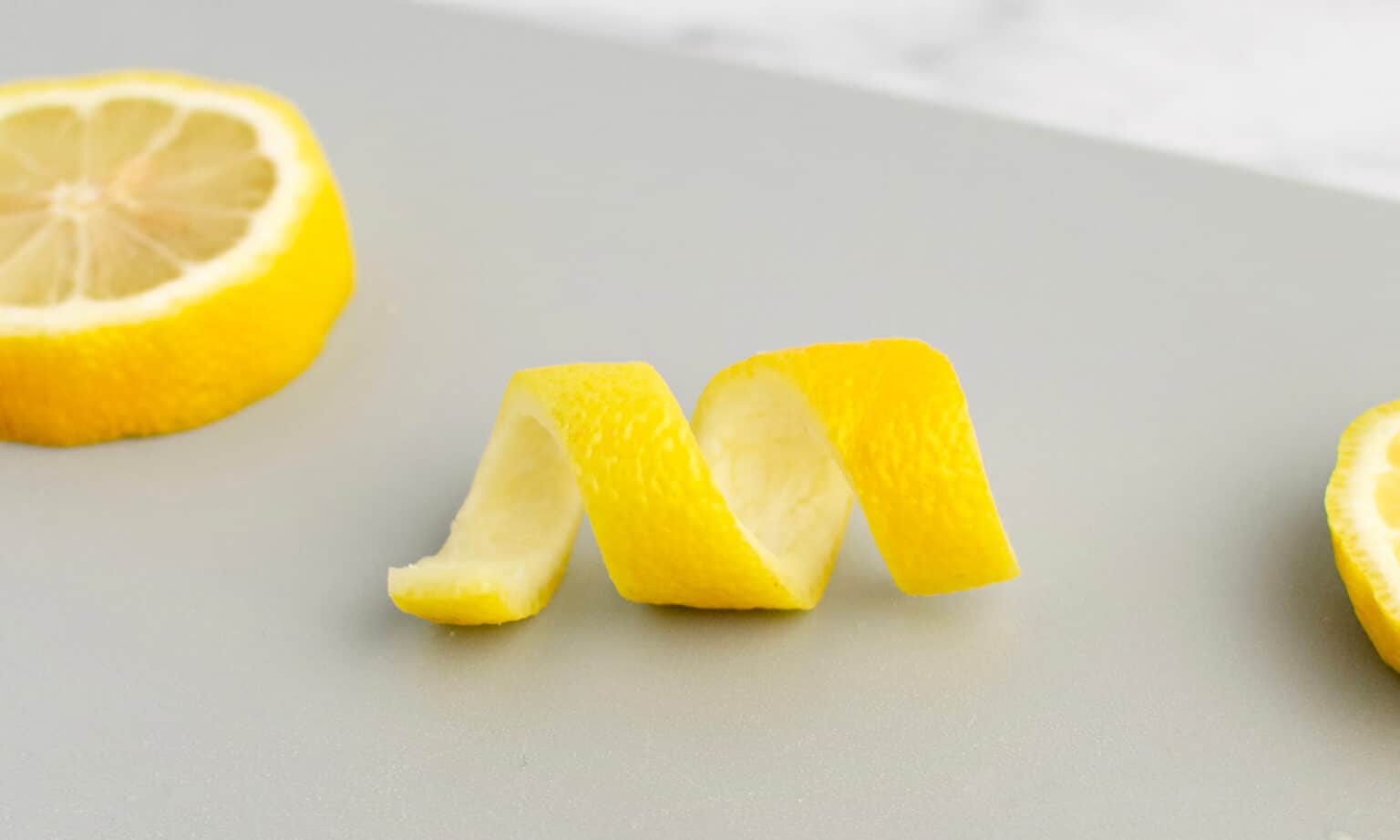How to Make a Lemon Twist (to Garnish Drinks & Cocktails)